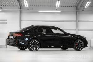 Black BMW 520 2025 in Tukums, with an engine capacity of 2.00 L and mileage of 30 thousand km for 55777 €, photo 4 on AUTOMOTO.COM.LV
