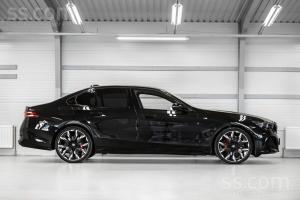 Black BMW 520 2025 in Tukums, with an engine capacity of 2.00 L and mileage of 30 thousand km for 55777 €, photo 5 on AUTOMOTO.COM.LV