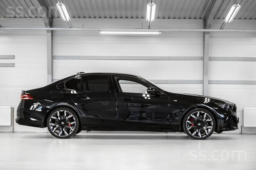 Black BMW 520 2025 in Tukums, with an engine capacity of 2.00 L and mileage of 30 thousand km for 55777 €, photo 5 on AUTOMOTO.COM.LV