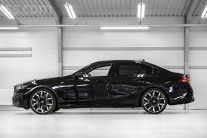 Black BMW 520 2025 in Tukums, with an engine capacity of 2.00 L and mileage of 30 thousand km for 55777 €, photo 8 on AUTOMOTO.COM.LV