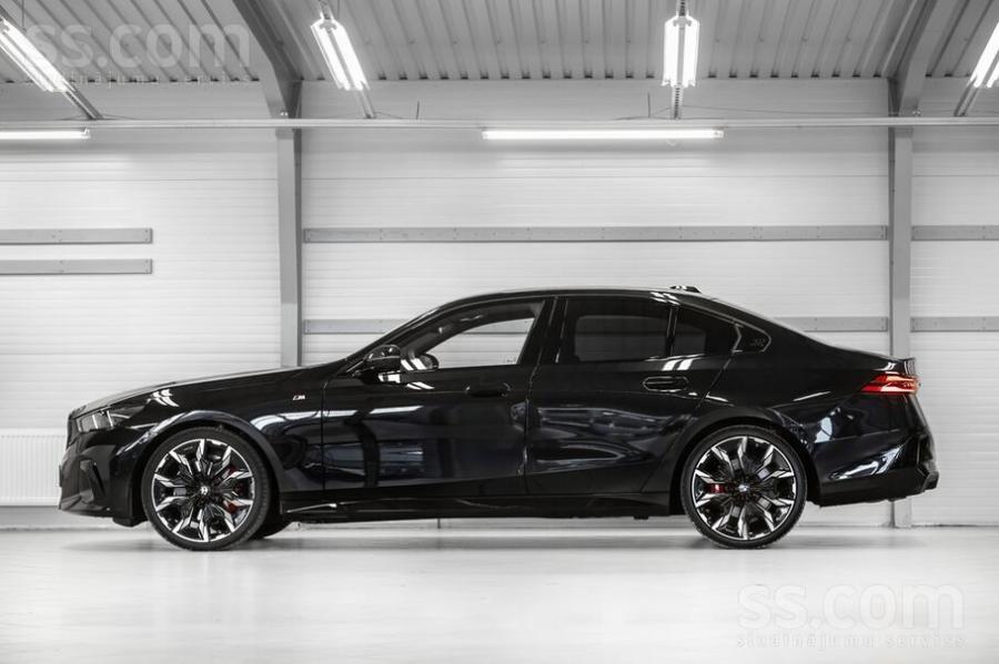 Black BMW 520 2025 in Tukums, with an engine capacity of 2.00 L and mileage of 30 thousand km for 55777 €, photo 8 on AUTOMOTO.COM.LV