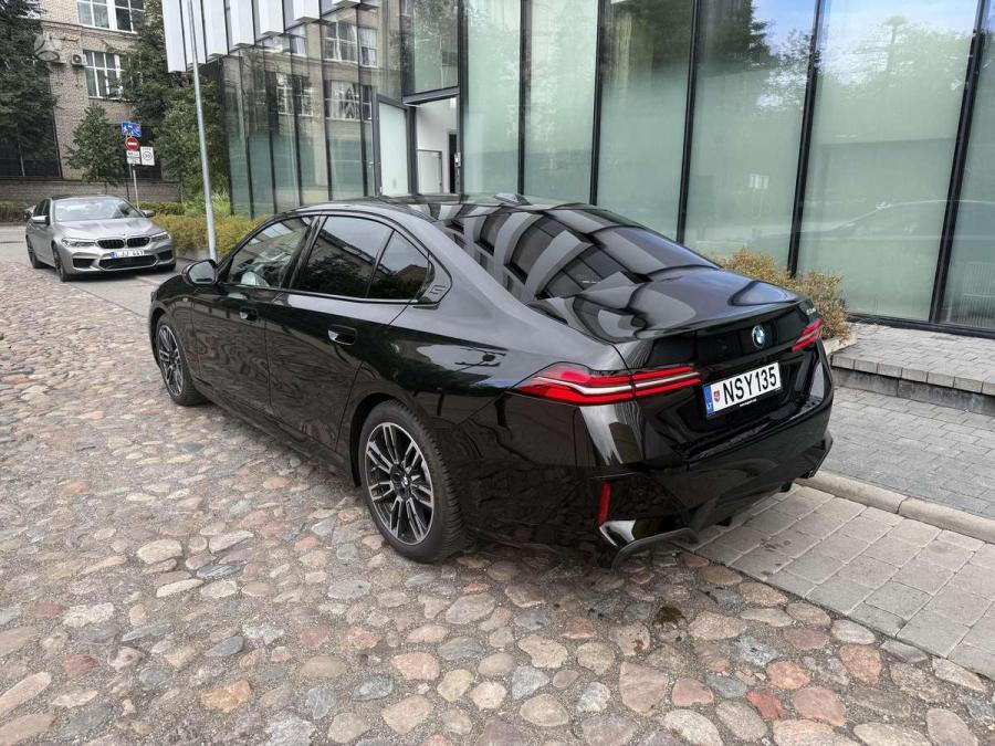 Black BMW 520 2025 in Vilnius, with an engine capacity of 2.00 L and mileage of 24 thousand km for 53900 €, photo 3 on AUTOMOTO.COM.LV