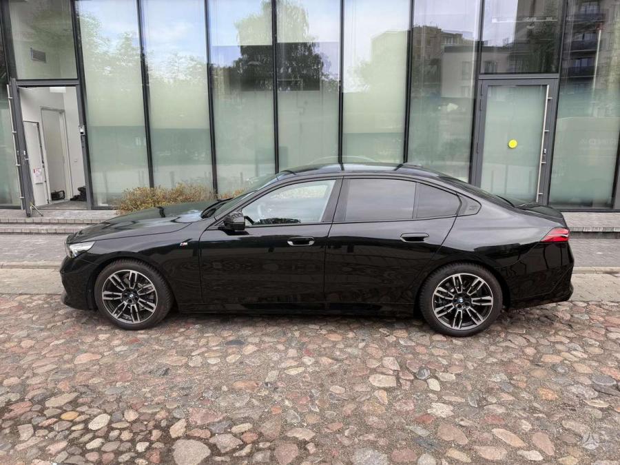 Black BMW 520 2025 in Vilnius, with an engine capacity of 2.00 L and mileage of 24 thousand km for 53900 €, photo 4 on AUTOMOTO.COM.LV