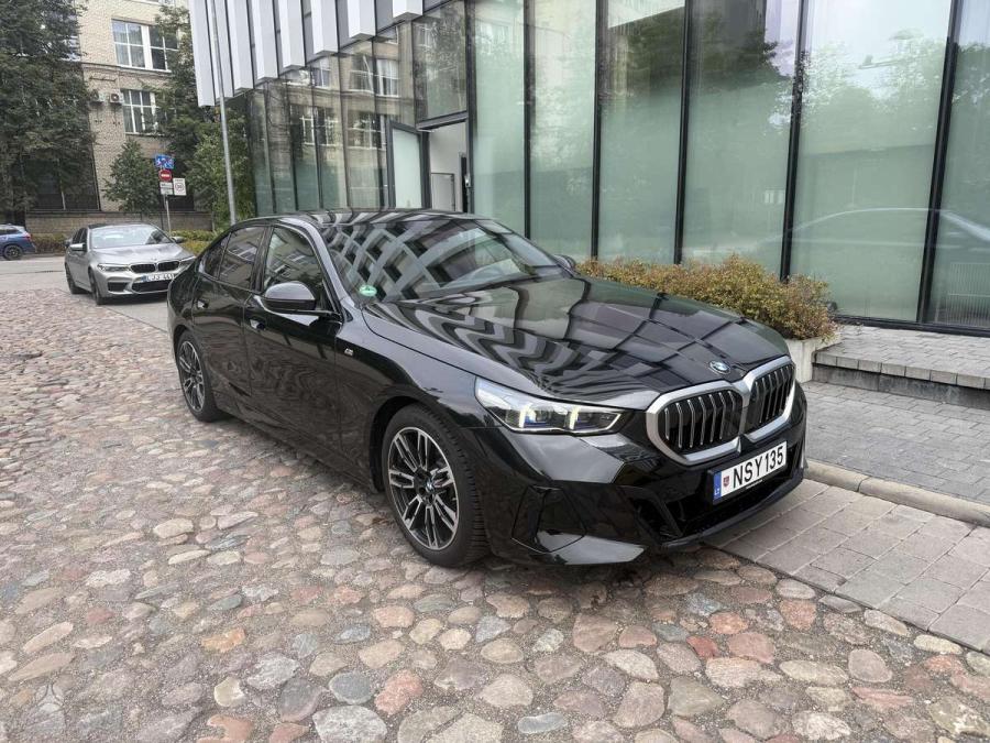 Black BMW 520 2025 in Vilnius, with an engine capacity of 2.00 L and mileage of 24 thousand km for 53900 €, photo 5 on AUTOMOTO.COM.LV