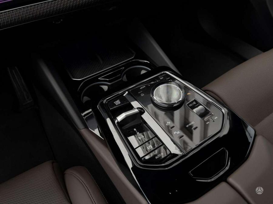 Black BMW 520 2025 in Vilnius, with an engine capacity of 2.00 L and mileage of 24 thousand km for 53900 €, photo 18 on AUTOMOTO.COM.LV