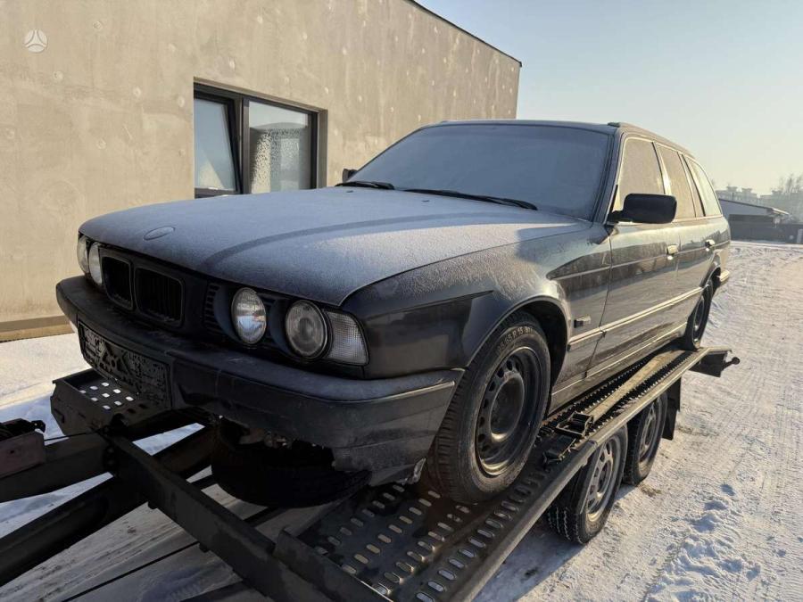 Black BMW 520 1995 in Marijampole, with an engine capacity of 1.99 L and mileage of 300 thousand km for 2050 €, photo 2 on AUTOMOTO.COM.LV