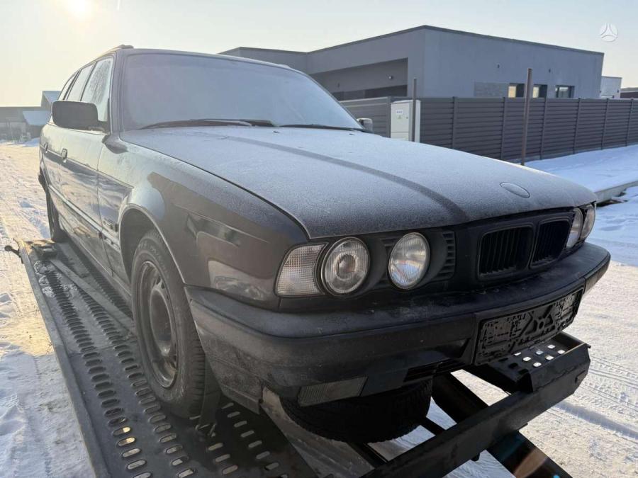 Black BMW 520 1995 in Marijampole, with an engine capacity of 1.99 L and mileage of 300 thousand km for 2050 €, photo 3 on AUTOMOTO.COM.LV
