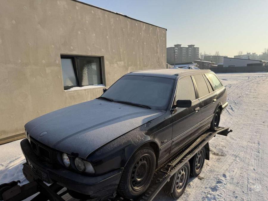 Black BMW 520 1995 in Marijampole, with an engine capacity of 1.99 L and mileage of 300 thousand km for 2050 €, photo 4 on AUTOMOTO.COM.LV