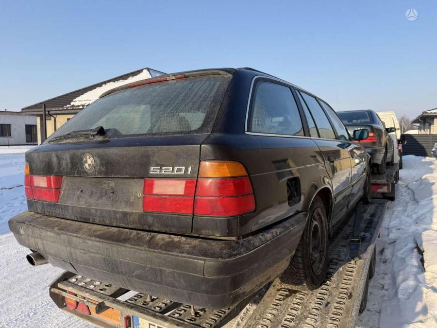 Black BMW 520 1995 in Marijampole, with an engine capacity of 1.99 L and mileage of 300 thousand km for 2050 €, photo 5 on AUTOMOTO.COM.LV