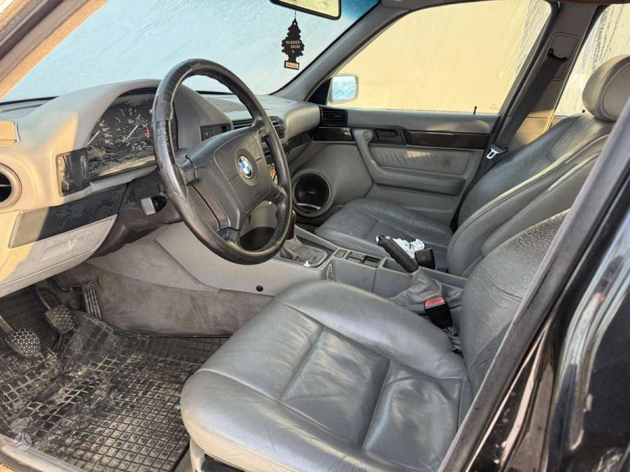 Black BMW 520 1995 in Marijampole, with an engine capacity of 1.99 L and mileage of 300 thousand km for 2050 €, photo 8 on AUTOMOTO.COM.LV
