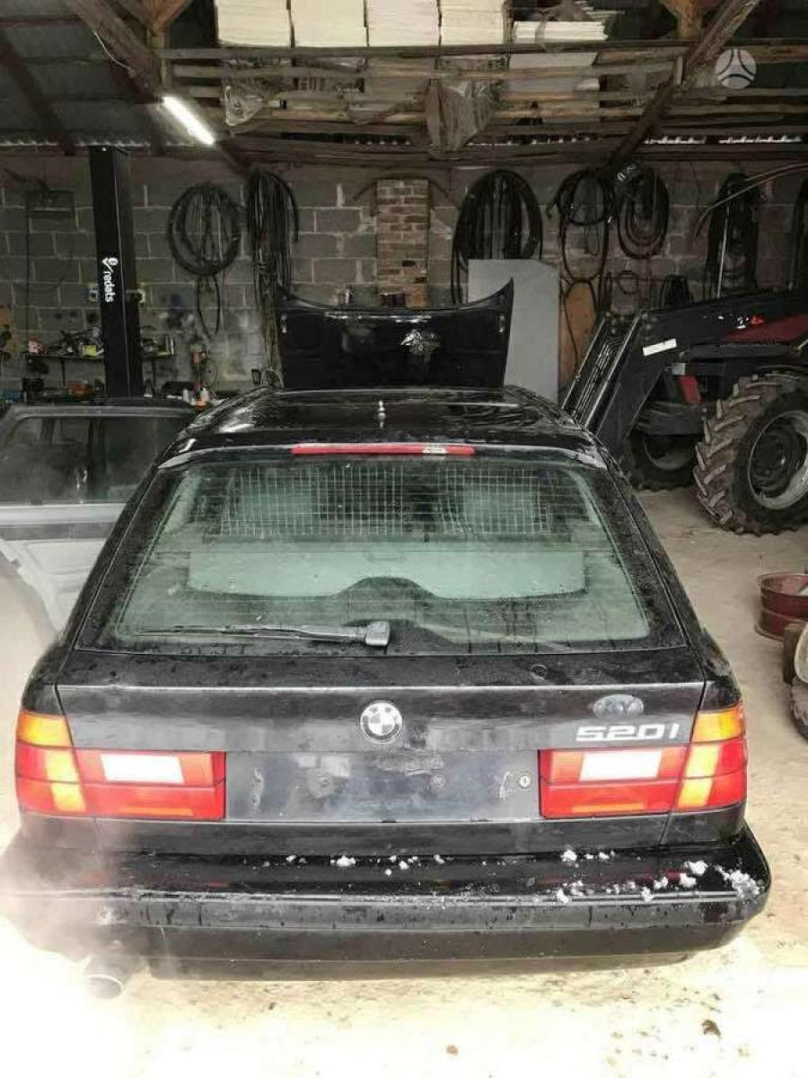 Black BMW 520 1995 in Marijampole, with an engine capacity of 1.99 L and mileage of 300 thousand km for 2050 €, photo 11 on AUTOMOTO.COM.LV