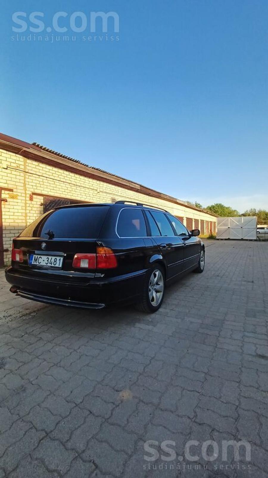 Black BMW 520 2002 in Kuldiga, with an engine capacity of 2.00 L and mileage of 381 thousand km for 1500 €, photo 1 on AUTOMOTO.COM.LV