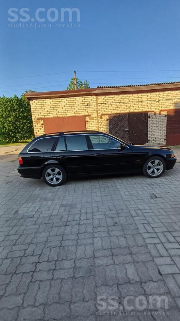 Black BMW 520 2002 in Kuldiga, with an engine capacity of 2.00 L and mileage of 381 thousand km for 1500 €, photo 2 on AUTOMOTO.COM.LV