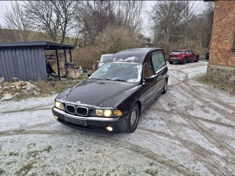 Black BMW 520 2002 in Panevezys, with an engine capacity of 2.00 L and mileage of 311 thousand km for 4450 €, photo 1 on AUTOMOTO.COM.LV
