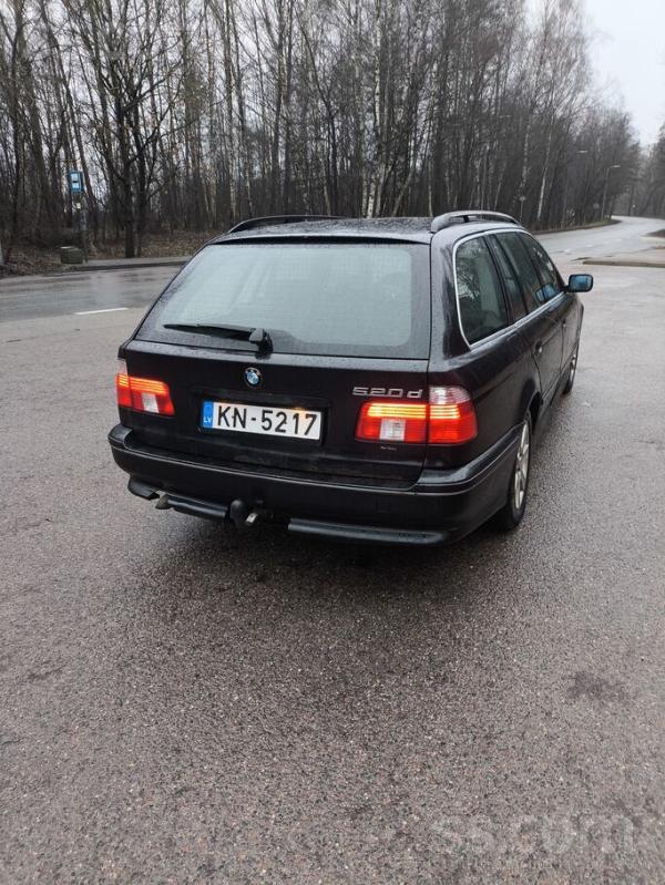 Black BMW 520 2003 in Riga, with an engine capacity of 2.00 L and mileage of 579 thousand km for 1470 €, photo 4 on AUTOMOTO.COM.LV