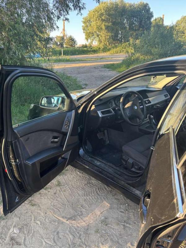 Black BMW 520 2006 in Klaipeda, with an engine capacity of 2.00 L and mileage of 395 thousand km for 1500 €, photo 4 on AUTOMOTO.COM.LV