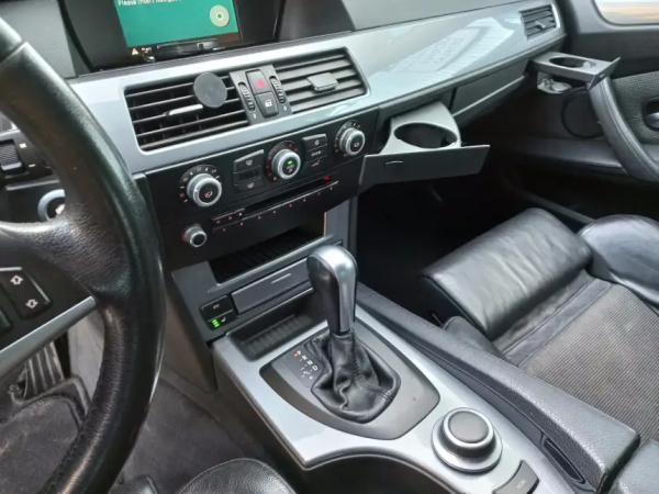 Black BMW 520 2007 in Riga, with an engine capacity of 2.00 L and mileage of 300 thousand km for 4000 €, photo 8 on AUTOMOTO.COM.LV