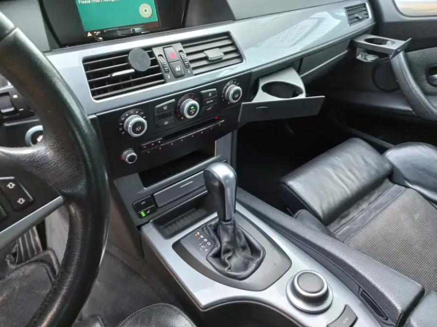 Black BMW 520 2007 in Riga, with an engine capacity of 2.00 L and mileage of 300 thousand km for 4000 €, photo 9 on AUTOMOTO.COM.LV