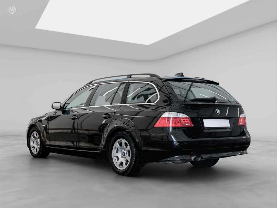 Melns BMW 520 2007 Kauņa, ar dzinēja tilpumu 2.00 L un nobraukumu 301 tūkst. km par 4490 €, foto 3 vietnē AUTOMOTO.COM.LV