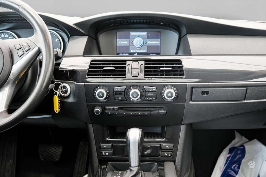 Melns BMW 520 2007 Kauņa, ar dzinēja tilpumu 2.00 L un nobraukumu 301 tūkst. km par 4490 €, foto 11 vietnē AUTOMOTO.COM.LV