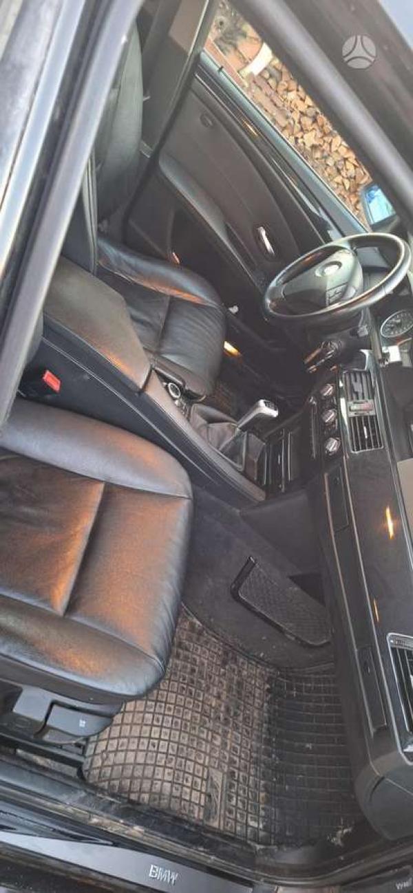 Black BMW 520 2008 in Mazeikiai, with an engine capacity of 2.00 L and mileage of 325 thousand km for 3000 €, photo 5 on AUTOMOTO.COM.LV
