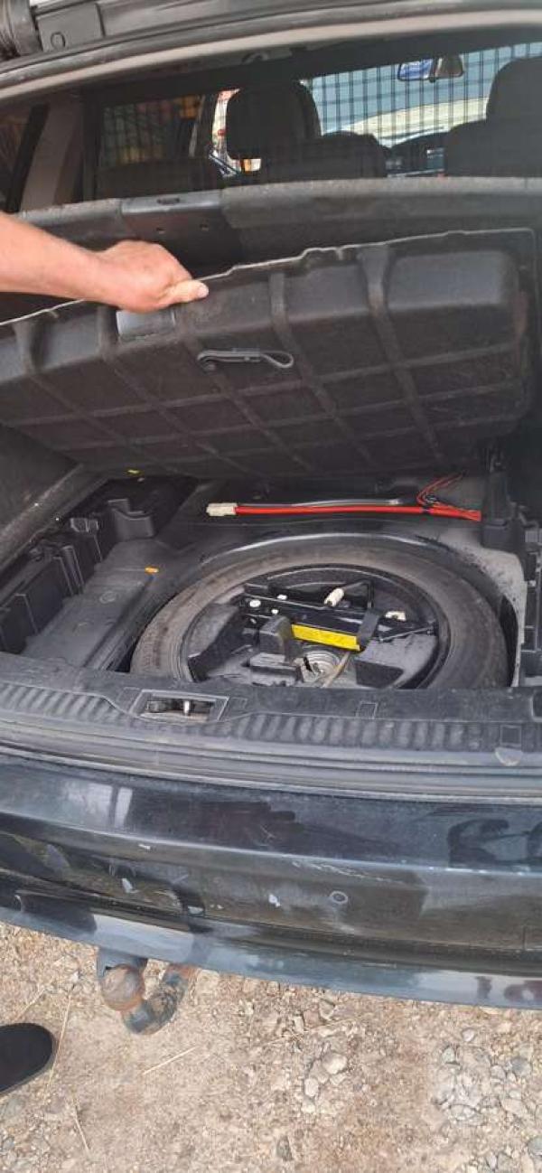 Black BMW 520 2008 in Mazeikiai, with an engine capacity of 2.00 L and mileage of 325 thousand km for 3000 €, photo 7 on AUTOMOTO.COM.LV