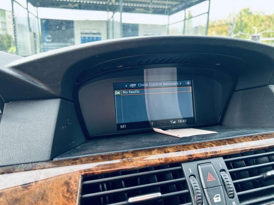 Melns BMW 520 2008 Viļņa, ar dzinēja tilpumu 2.00 L un nobraukumu 286 tūkst. km par 2600 €, foto 7 vietnē AUTOMOTO.COM.LV