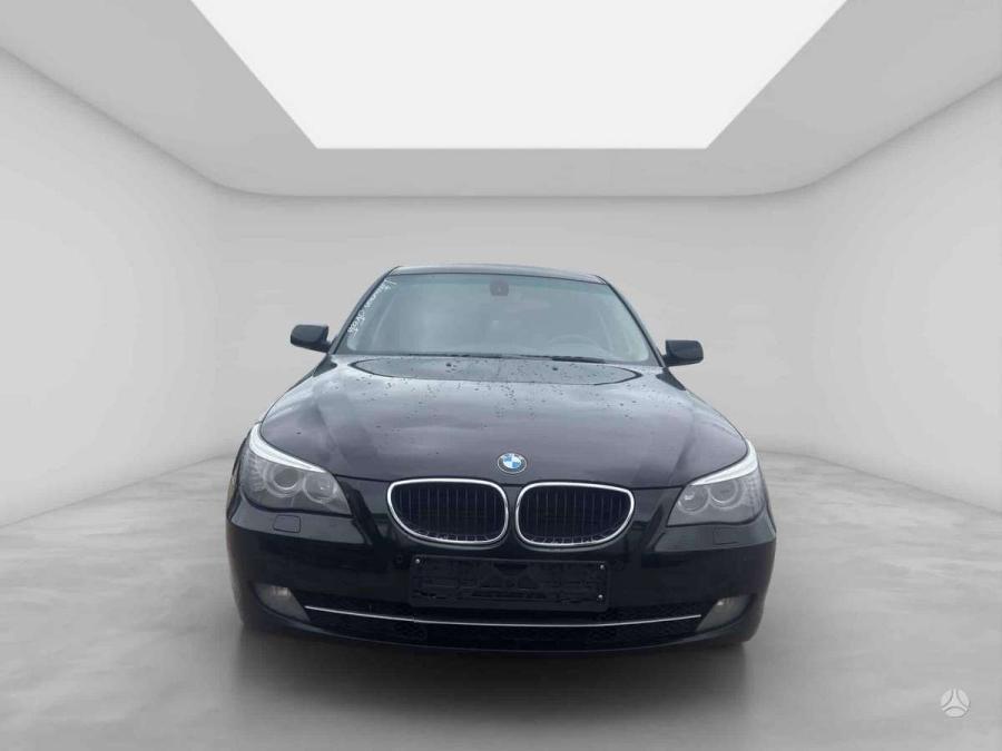 Black BMW 520 2008 in Kaunas, with an engine capacity of 2.00 L and mileage of 304 thousand km for 5990 €, photo 3 on AUTOMOTO.COM.LV