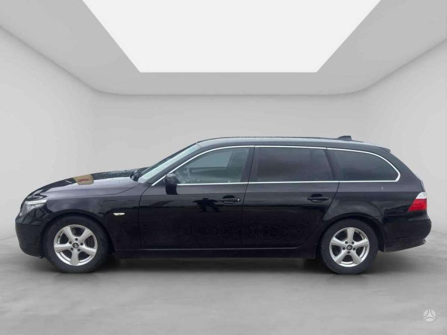 Black BMW 520 2008 in Kaunas, with an engine capacity of 2.00 L and mileage of 304 thousand km for 5990 €, photo 4 on AUTOMOTO.COM.LV