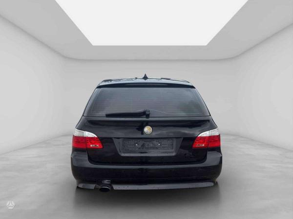 Black BMW 520 2008 in Kaunas, with an engine capacity of 2.00 L and mileage of 304 thousand km for 5990 €, photo 5 on AUTOMOTO.COM.LV