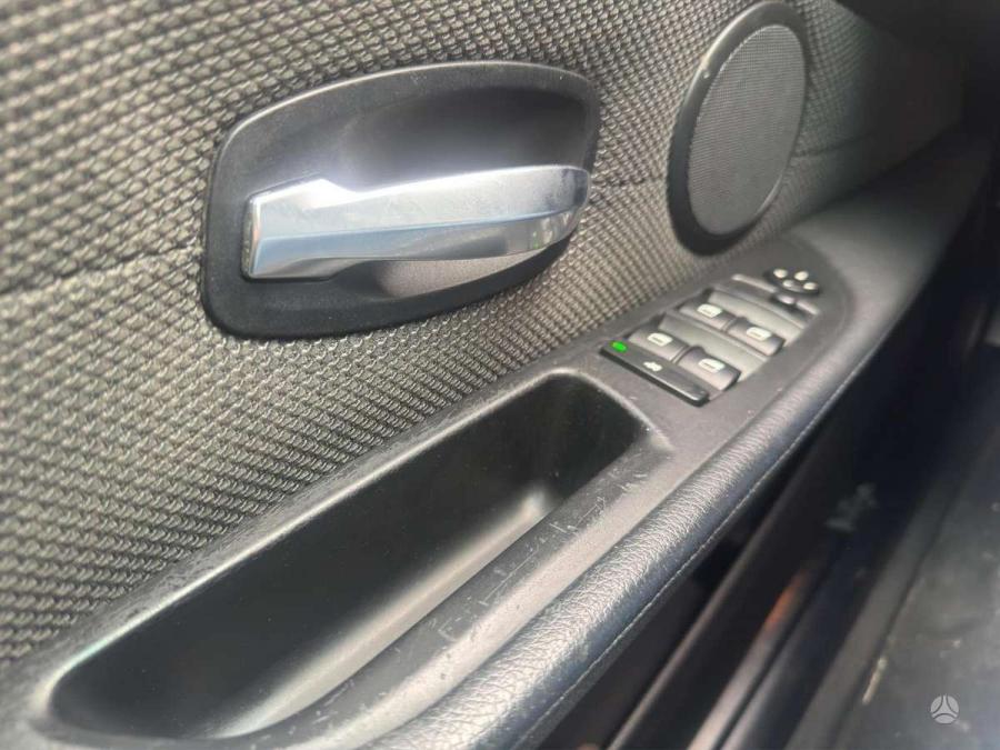 Black BMW 520 2008 in Kaunas, with an engine capacity of 2.00 L and mileage of 304 thousand km for 5990 €, photo 12 on AUTOMOTO.COM.LV