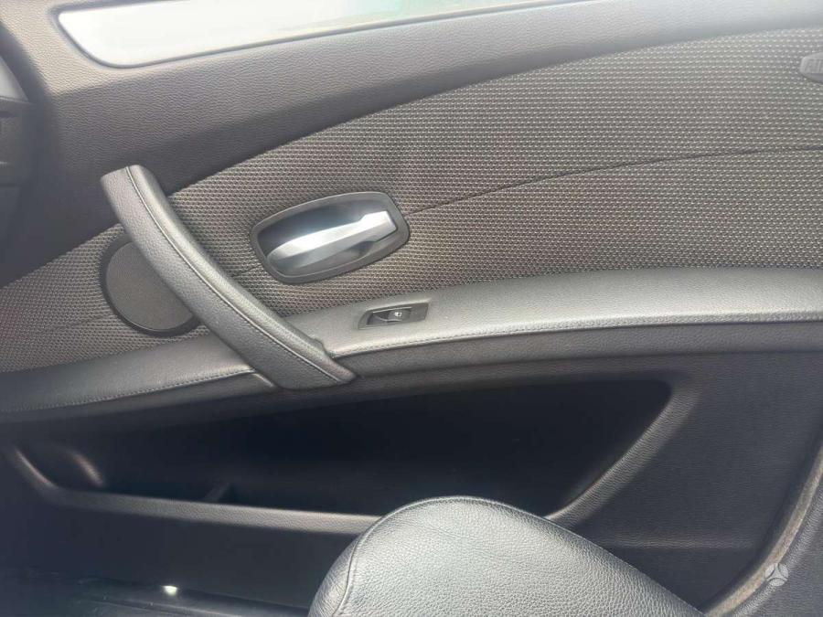Black BMW 520 2008 in Kaunas, with an engine capacity of 2.00 L and mileage of 304 thousand km for 5990 €, photo 17 on AUTOMOTO.COM.LV
