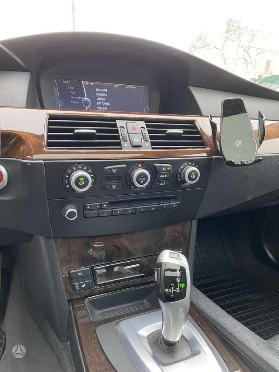 Black BMW 520 2009 in Kaunas, with an engine capacity of 2.00 L and mileage of 318 thousand km for 3800 €, photo 15 on AUTOMOTO.COM.LV