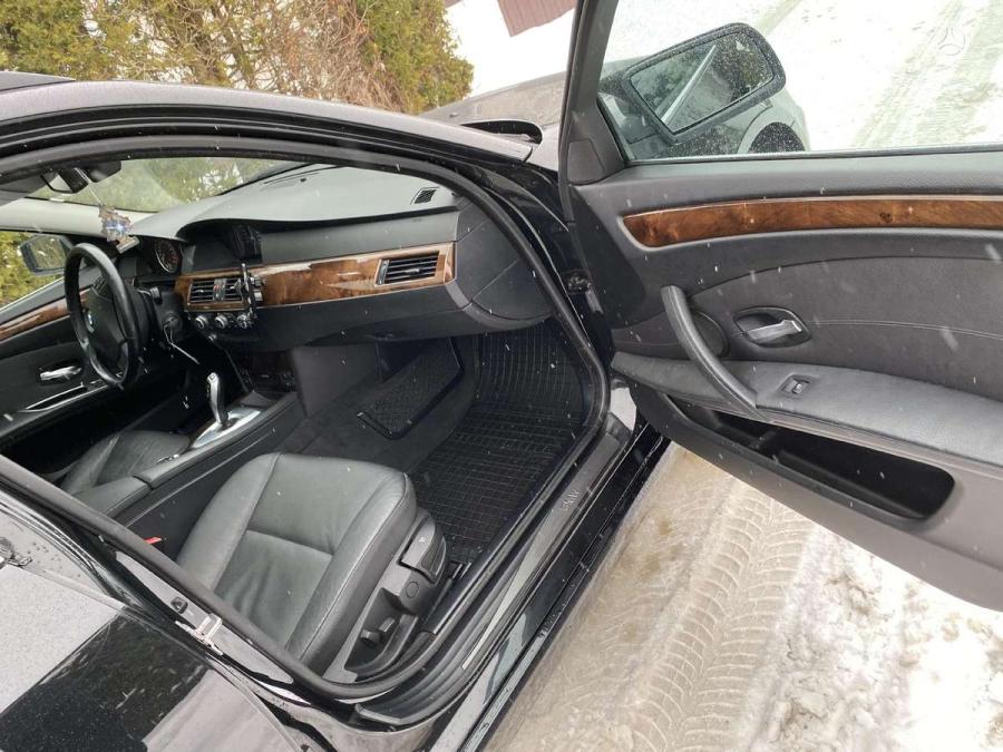 Black BMW 520 2009 in Kaunas, with an engine capacity of 2.00 L and mileage of 318 thousand km for 3800 €, photo 20 on AUTOMOTO.COM.LV