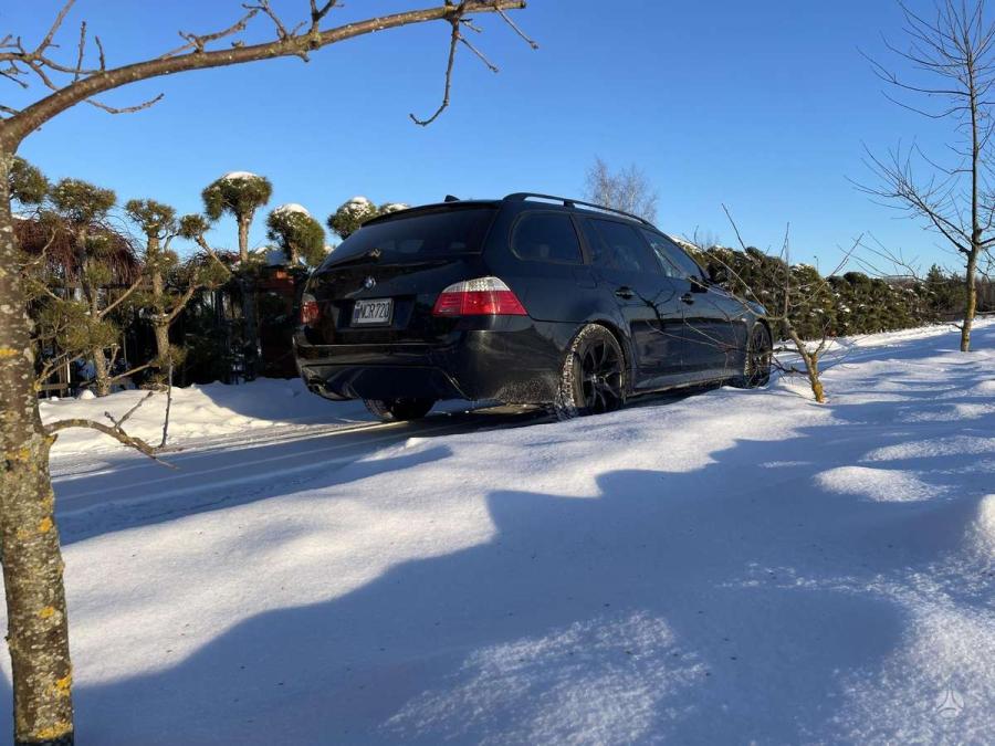 Black BMW 520 2009 in Kaunas, with an engine capacity of 2.00 L and mileage of 380 thousand km for 5200 €, photo 4 on AUTOMOTO.COM.LV
