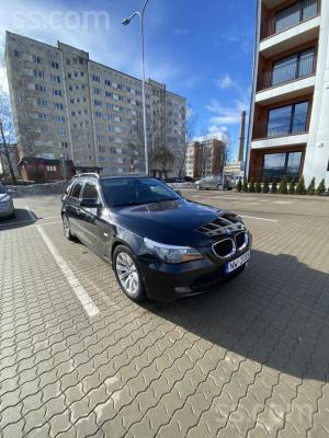 Black BMW 520 2009 in Riga, with an engine capacity of 2.00 L and mileage of 302 thousand km for 4390 €, photo  on AUTOMOTO.COM.LV