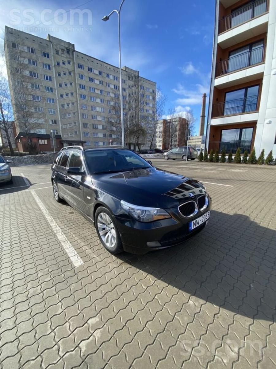 Black BMW 520 2009 in Riga, with an engine capacity of 2.00 L and mileage of 302 thousand km for 4390 €, photo 1 on AUTOMOTO.COM.LV