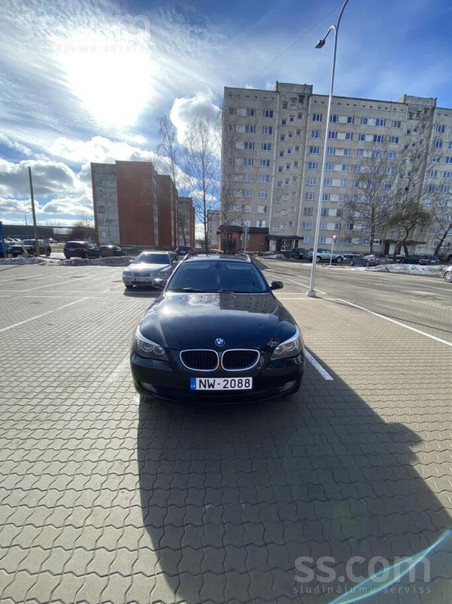Black BMW 520 2009 in Riga, with an engine capacity of 2.00 L and mileage of 302 thousand km for 4390 €, photo 3 on AUTOMOTO.COM.LV