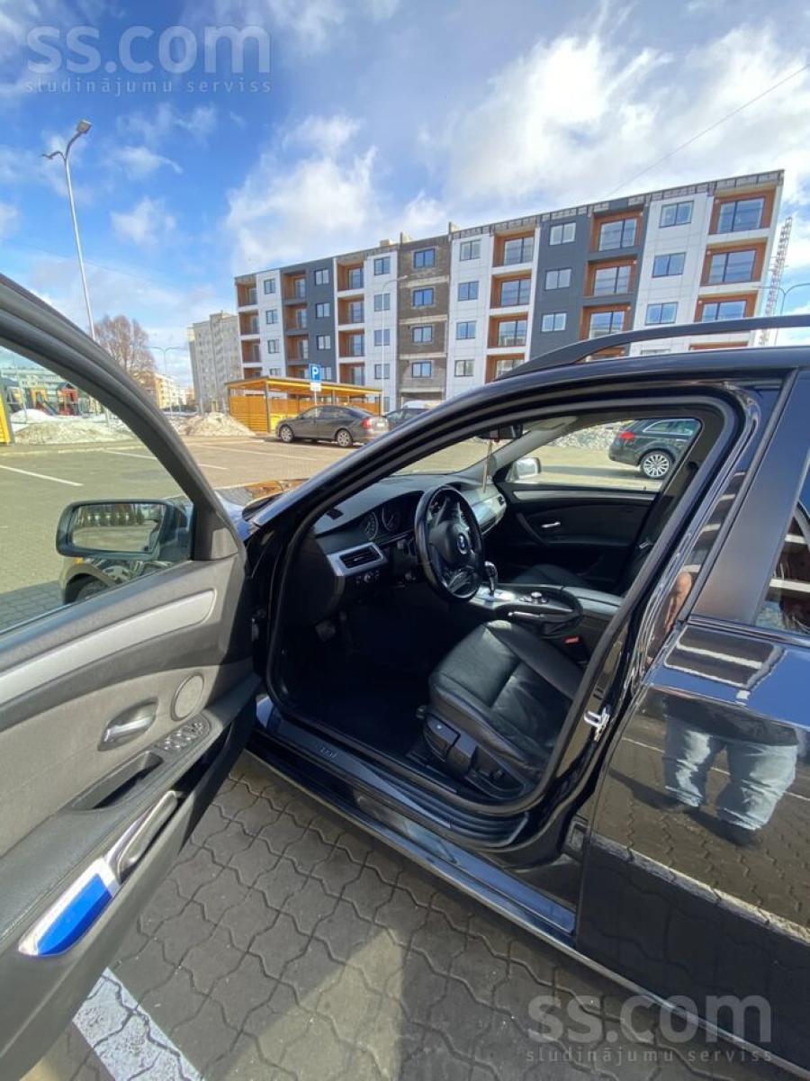 Black BMW 520 2009 in Riga, with an engine capacity of 2.00 L and mileage of 302 thousand km for 4390 €, photo 8 on AUTOMOTO.COM.LV
