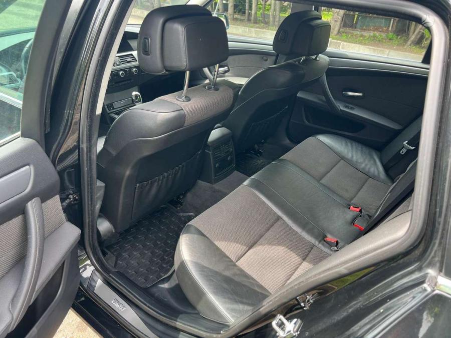 Black BMW 520 2009 in Marijampole, with an engine capacity of 2.00 L and mileage of 228 thousand km for 4100 €, photo 9 on AUTOMOTO.COM.LV