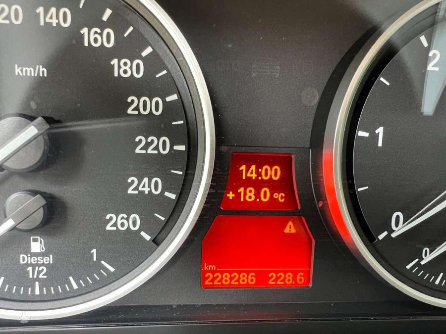 Black BMW 520 2009 in Marijampole, with an engine capacity of 2.00 L and mileage of 228 thousand km for 4100 €, photo 11 on AUTOMOTO.COM.LV