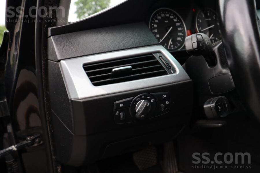 Black BMW 520 2009 in Riga, with an engine capacity of 2.00 L and mileage of 300 thousand km for 4490 €, photo 15 on AUTOMOTO.COM.LV