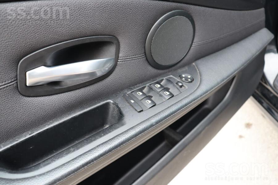 Black BMW 520 2009 in Riga, with an engine capacity of 2.00 L and mileage of 300 thousand km for 4490 €, photo 16 on AUTOMOTO.COM.LV