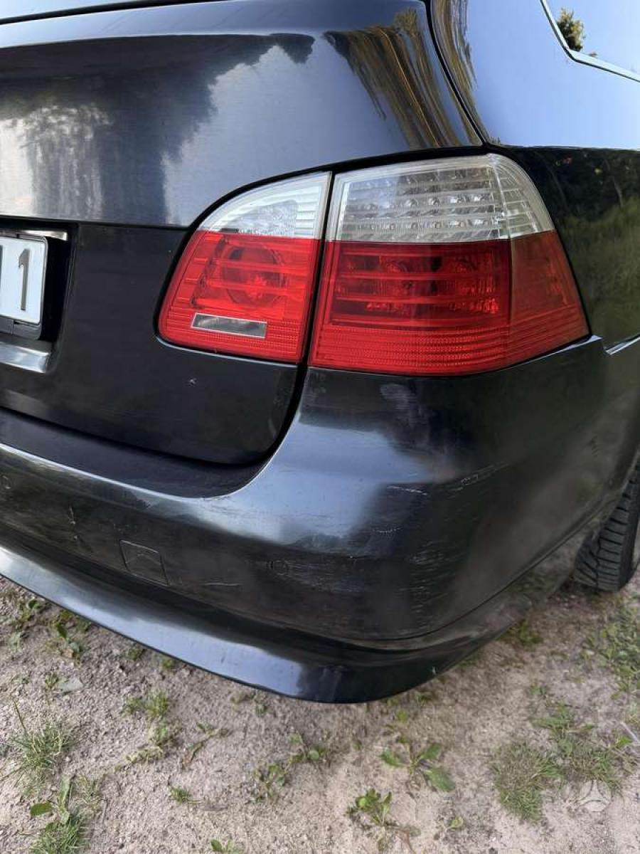 Black BMW 520 2009 in Vilnius, with an engine capacity of 2.00 L and mileage of 300 thousand km for 3500 €, photo 15 on AUTOMOTO.COM.LV