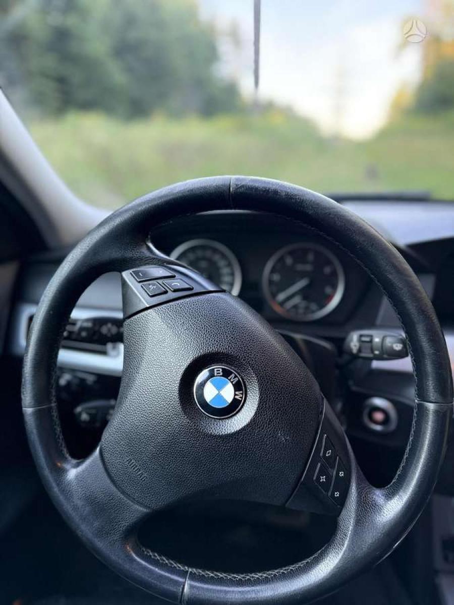 Black BMW 520 2009 in Vilnius, with an engine capacity of 2.00 L and mileage of 300 thousand km for 3500 €, photo 24 on AUTOMOTO.COM.LV