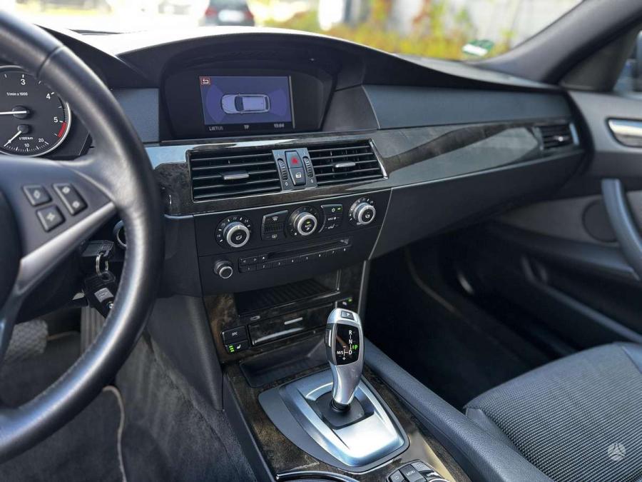 Melns BMW 520 2009 Viļņa, ar dzinēja tilpumu 2.00 L un nobraukumu 300 tūkst. km par 4350 €, foto 12 vietnē AUTOMOTO.COM.LV