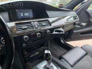 Black BMW 520 2010 in Riga, with an engine capacity of 2.00 L and mileage of 282 thousand km for 4500 €, photo 8 on AUTOMOTO.COM.LV