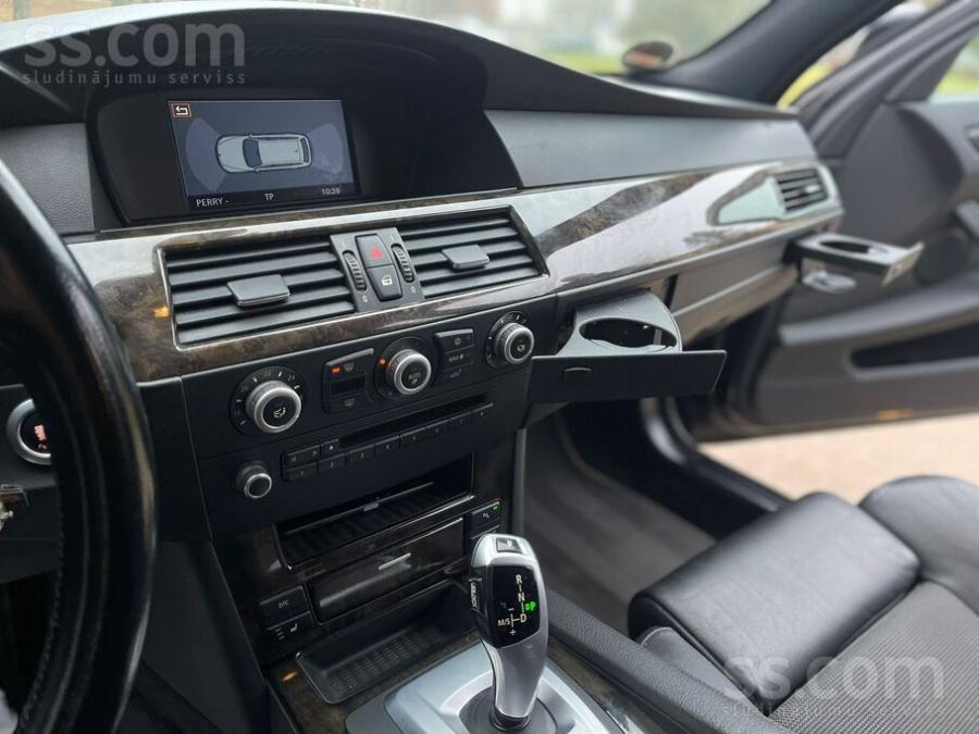 Black BMW 520 2010 in Riga, with an engine capacity of 2.00 L and mileage of 282 thousand km for 4500 €, photo 8 on AUTOMOTO.COM.LV