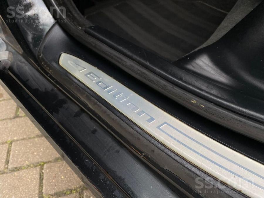 Black BMW 520 2010 in Riga, with an engine capacity of 2.00 L and mileage of 282 thousand km for 4500 €, photo 15 on AUTOMOTO.COM.LV