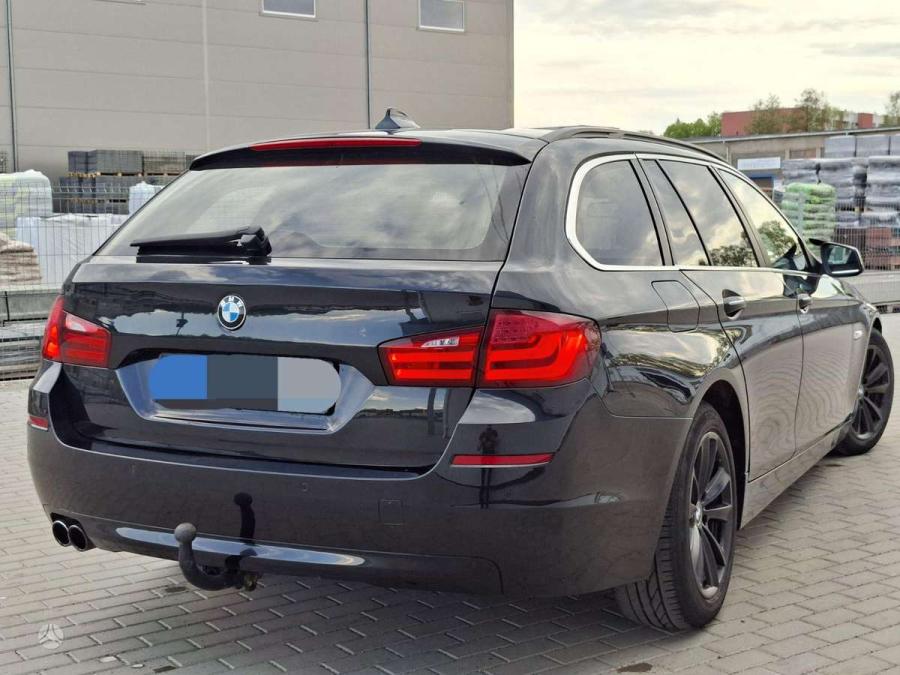 Black BMW 520 2010 in Silute, with an engine capacity of 2.00 L and mileage of 358 thousand km for 7000 €, photo 6 on AUTOMOTO.COM.LV